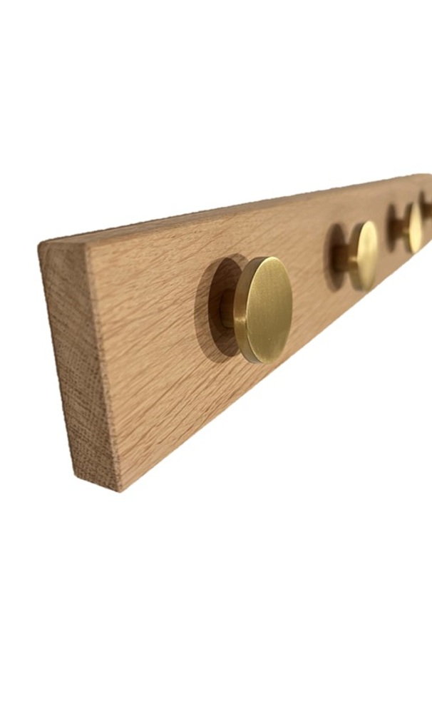 Tidløs elegance: Knagerækker i massivt egetræ hos NordicAndNature.dk